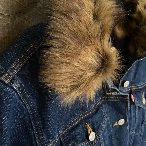 Levi's | Jackets & Coats | Levis Ex Boyfriend Fur Collar Trucker Jacket ...